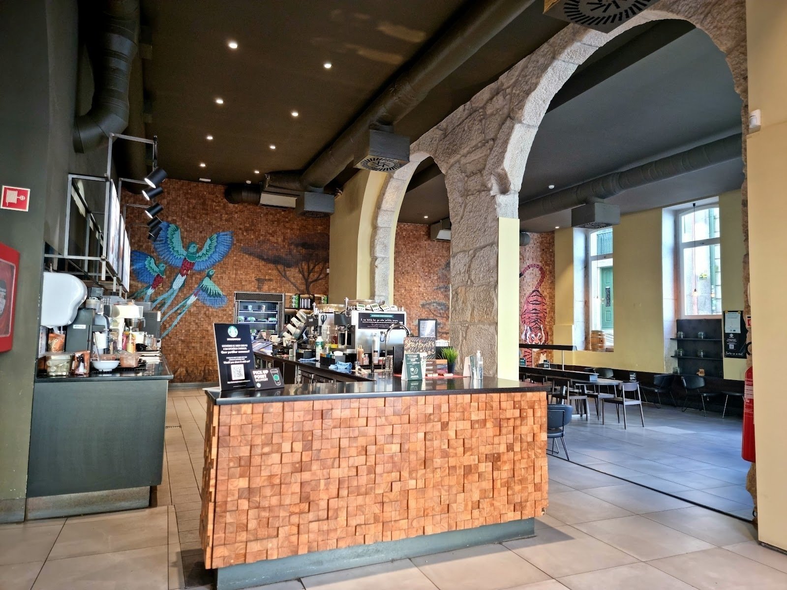 Starbucks @ R. de Mouzinho da Silveira: A Work-Friendly Place in Porto